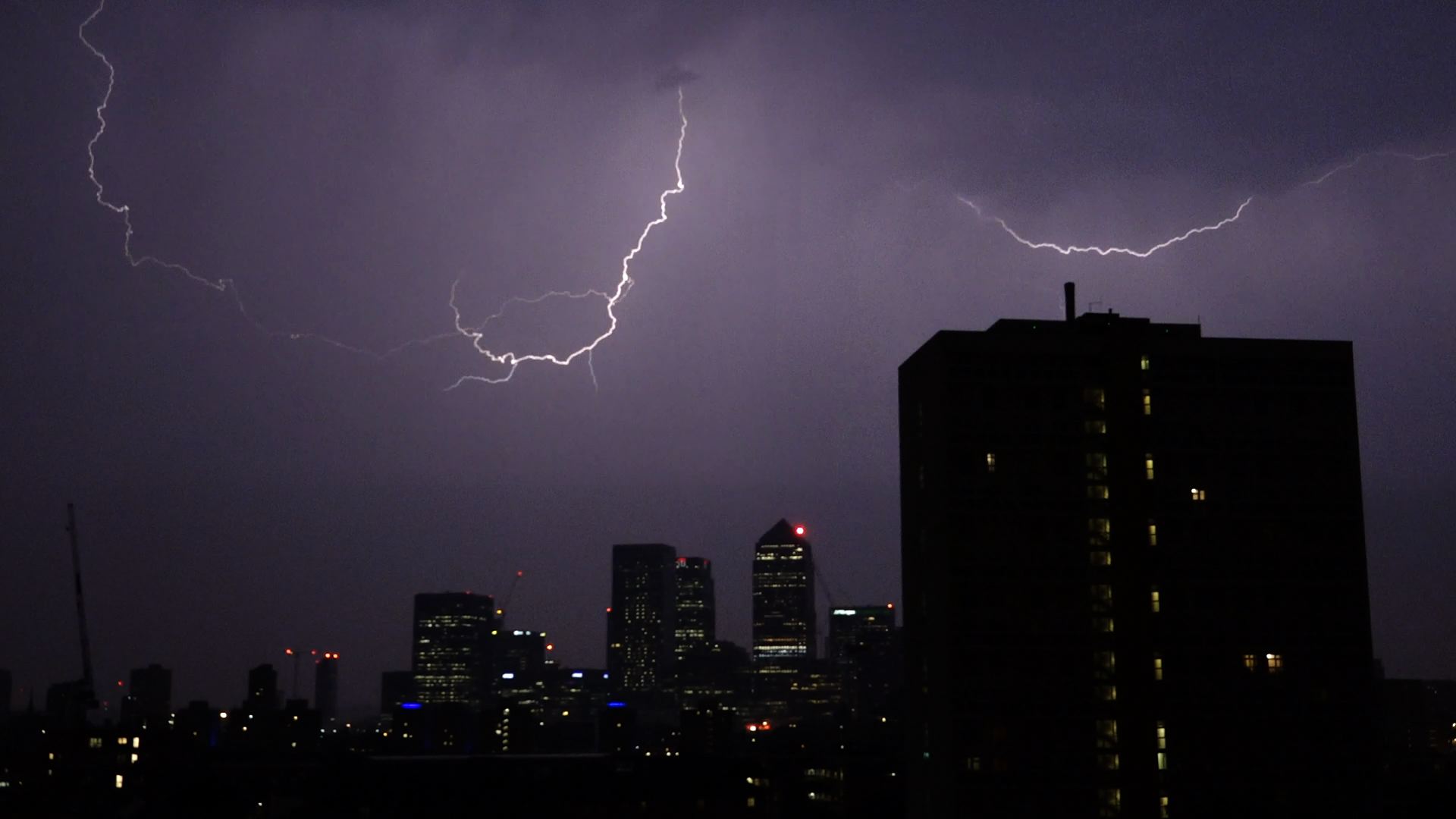 Lightening Storm Crescendo Over London Canary Wharf – Jason N ...